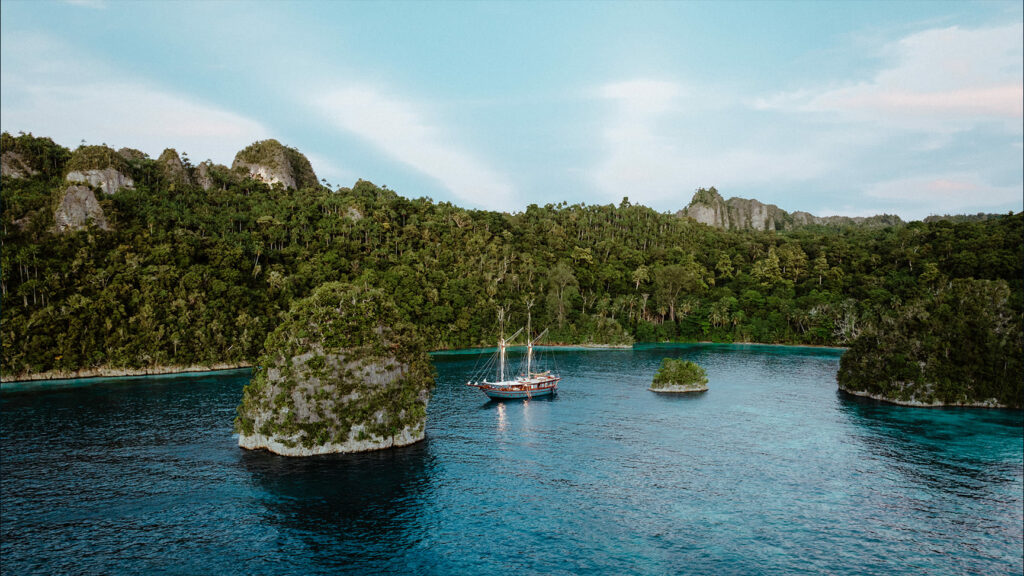 Cruise Indonesia islands - Private luxury Cruises - Sailing Indonesia